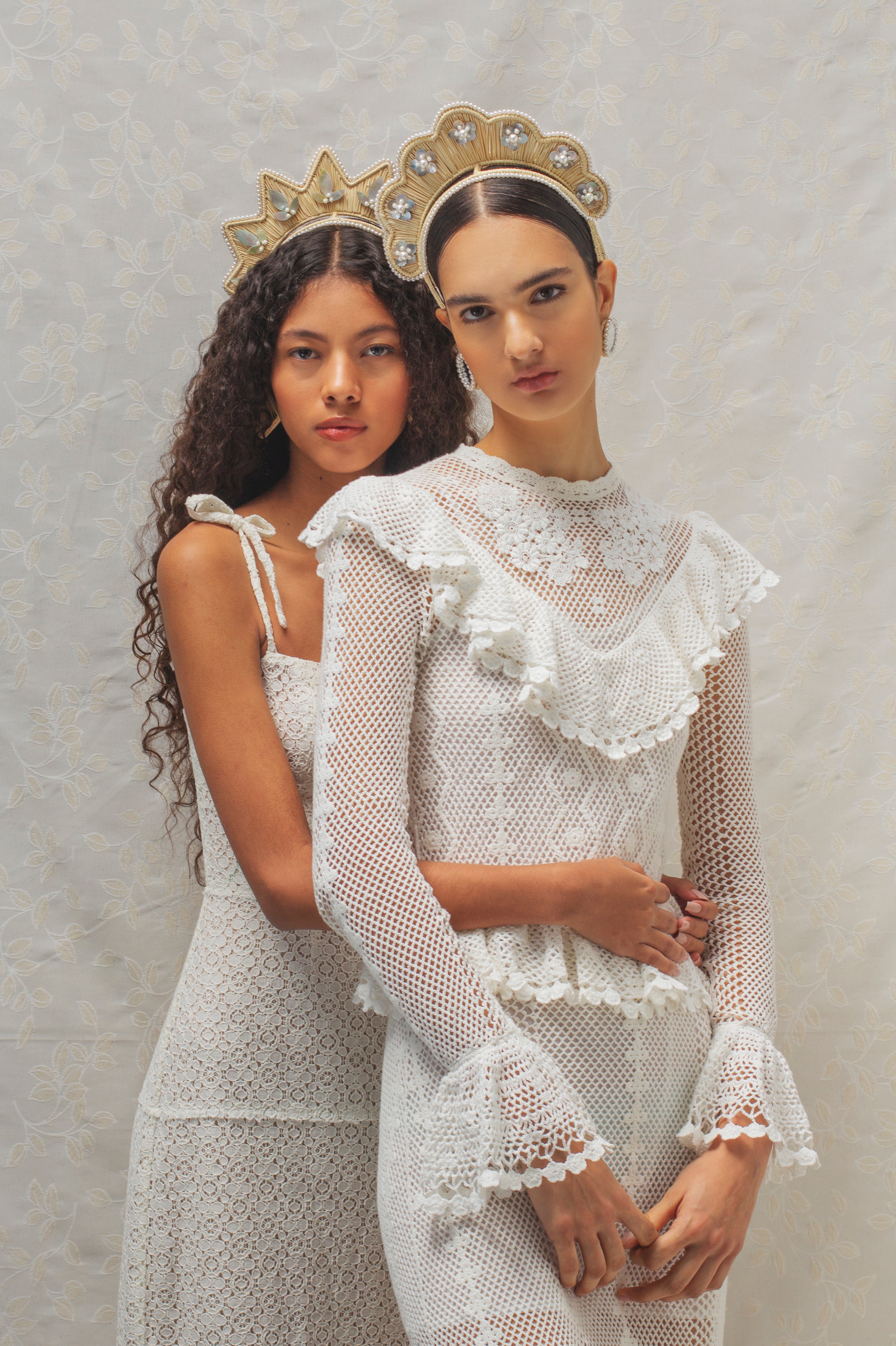 Cloud Shaped Iraca Flower Mother of Pearl Headpiece – Magnetic Midnight